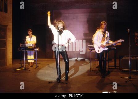 Sänger bei einem Fernsehauftritt, Deutschland 1980er Jahre. Singer ...