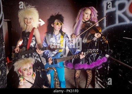 We’ve Got a Fuzzbox and We’re Gonna Use It (mit Sängerin Vickie Perks ...