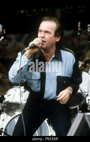 Glenn Shorrock of Little River Band performing at the 1977 Reading ...