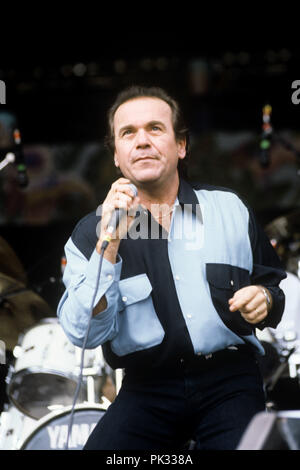Glenn Shorrock of Little River Band performing at the 1977 Reading ...