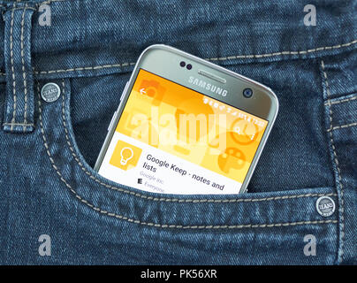 MONTREAL, CANADA - SEPTEMBER 8, 2018: Google Photos app on Samsung s7 ...