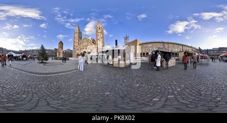 360° view of Traditional Advent artisan fair - Alamy