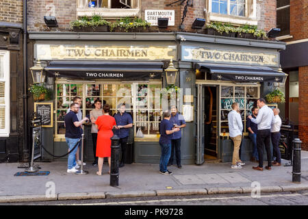 The Two Chairmen pub, Westminster, London, England, UK. Circa 1980's ...