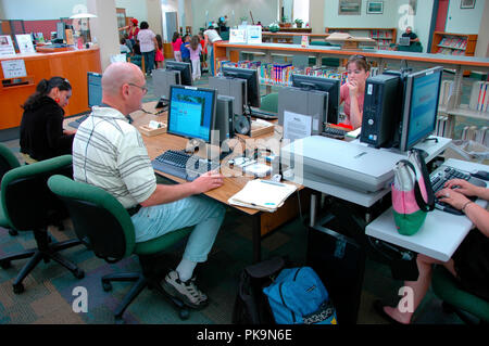 Student in local Junior community collage library computer room ...