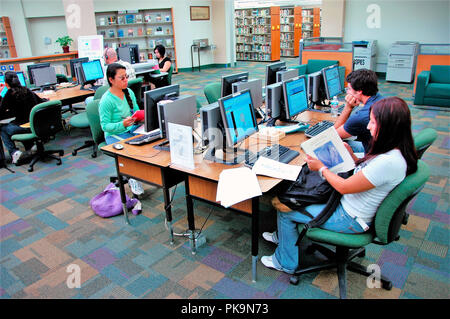 Student in local Junior community collage library computer room ...