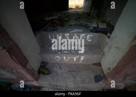 Unsafe Building sign Stock Photo - Alamy
