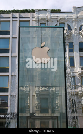 glass fountain at the Apple Store in Liberty Square, designed by ...