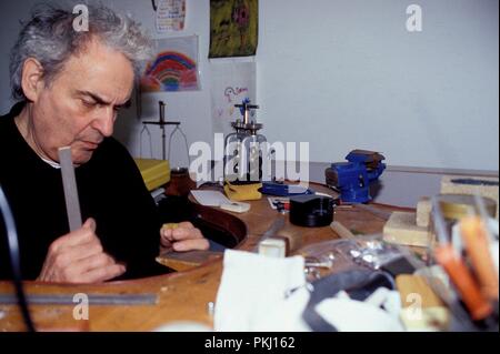 Prof. Peter Raacke in seiner Werkstatt am feilen, Deutschland 2003 ...