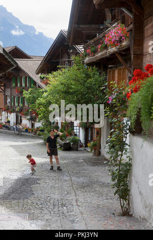 Untere Brunngasse, Brienz: a lovely traditional old lane Stock Photo ...