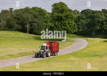 1989 ford 7810 silver jubilee tractor carting silage on a British dairy ...