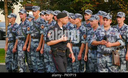 rosgardia troops on the streets of Moscow Stock Photo - Alamy