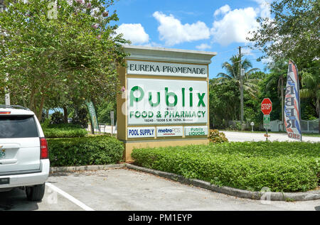 Publix Food & Pharmacy grocery market's exterior facade brand and logo ...