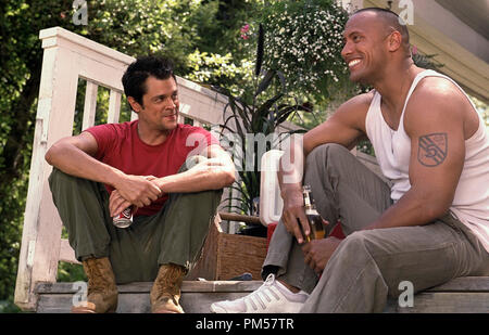 WALKING TALL (2004) DWAYNE JOHNSON (THE ROCK) WTLL 001-09 Stock Photo ...