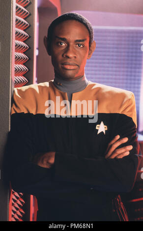 STAR TREK: VOYAGER, Tim Russ, Jeri Ryan, 'Scorpion pt.2,' (Season 4 ...