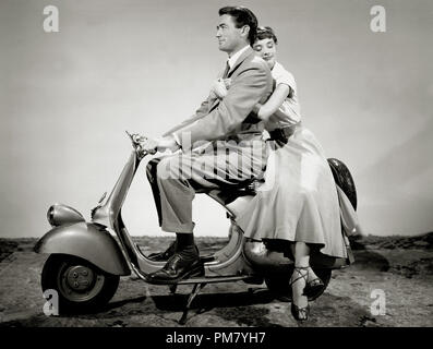 Audrey Hepburn and Gregory Peck on Vespa in Roman Holiday trailer Stock ...