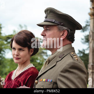 DOWNTON ABBEY, from left: Elizabeth McGovern, Harry Haddon-Paton, Laura ...