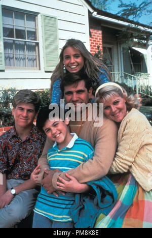 THE WONDER YEARS, Jason Hervey, Alley Mills, Olivia d'Abo, Fred Savage ...