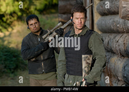 THE SHOOTER MICHAEL PENA, MARK WAHLBERG, KATE MARA Date: 2007 Stock ...