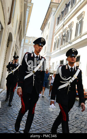 Italian security patrolling the government buildings in central Rome ...