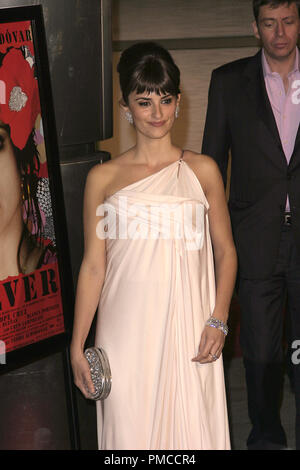 "Volver" (Premiere) Penelope Cruz 11-2-2006 / ArcLight's Cinerama Dome ...