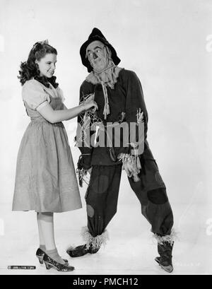 THE WIZARD OF OZ, Ray Bolger in costume as the Scarecrow, 1939 Stock ...