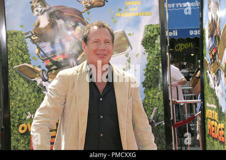 GARRY SHANDLING OVER THE HEDGE. PREMIERE WESTWOOD LOS ANGELES USA 30 ...