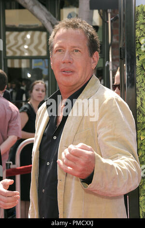 GARRY SHANDLING OVER THE HEDGE. PREMIERE WESTWOOD LOS ANGELES USA 30 ...