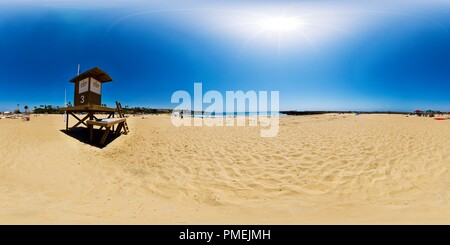 360° view of Corona Del Mar Beach Lifeguard Hut Out - Alamy