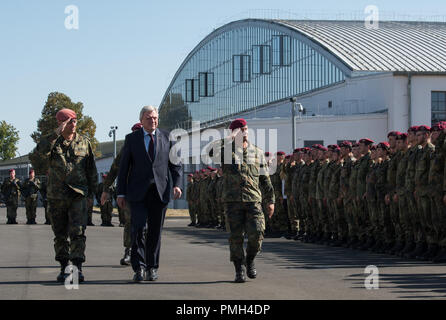 18 September 2018, Hessen, Fritzlar: Volker Bouffier (l, CDU), Prime ...