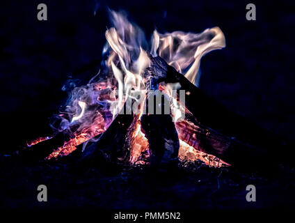 Camp fire burns bright in the African Bush Stock Photo - Alamy