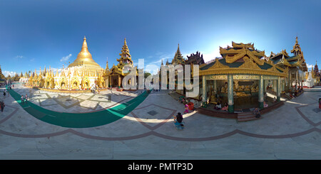 360° view of Shwedagon Pagoda, Yangon (3 - Alamy