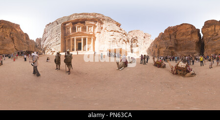 360° view of Petra, The Treasury - Alamy