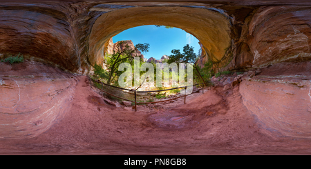 360° view of Lower Emerald Pool - Alamy