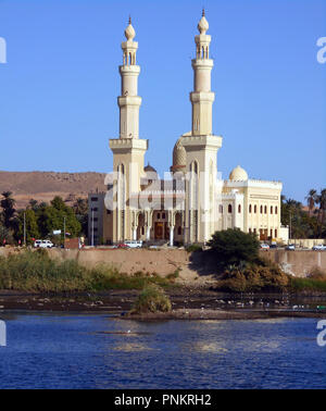 beautiful mosque in the riverbank Stock Photo - Alamy