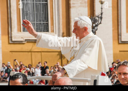 Vatican City - BENEDICT XVI GENERAL AUDIENCE St. Peter's Square Stock ...