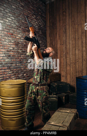 Soldier in camouflage holding rifle Stock Photo - Alamy