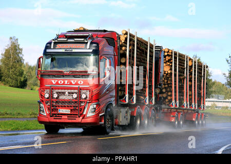 Red Volvo FH16 750 logging truck of Kuljetusliike Seppo Saarinen ...