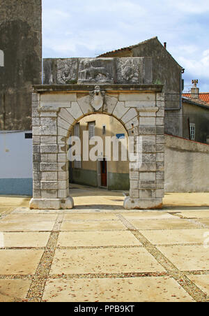 Medieval arch gate entrance to Cres town Stock Photo - Alamy