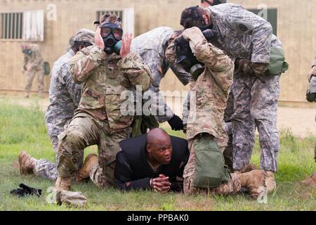Soldiers with the 3rd Battalion, 340th Training Support Battalion of ...
