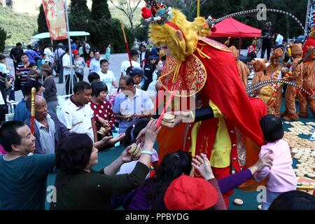 Jiyuan, Jiyuan, China. 25th Sep, 2018. Jiyuan, CHINA-People wearing ...
