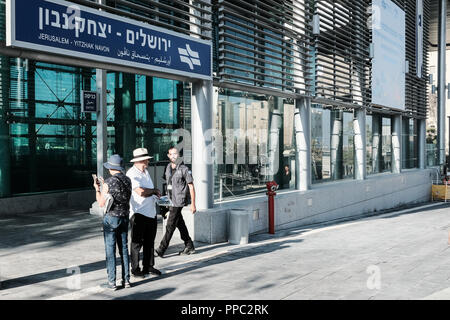 Jerusalem, Israel. 25th September, 2018. Commuters navigate Jerusalem's ...