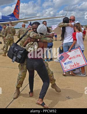 Louisiana National Guardsmen with the 527th Engineer Battalion ...