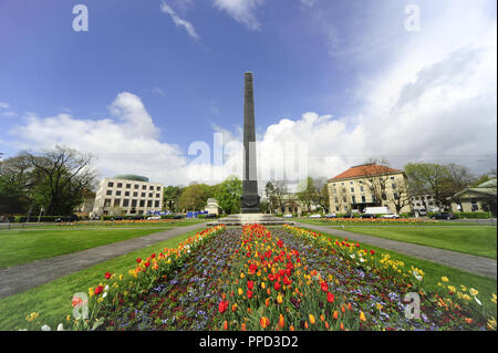 Karolinenplatz with obelisk in Munich Stock Photo - Alamy