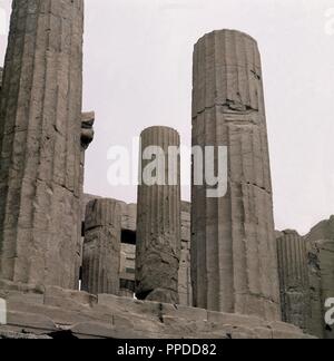 PROPILEOS DE PARTENON - DETALLE DE COLUMNAS JONICAS DEL INTERIOR ...
