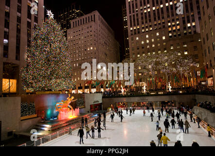 CHRISTMAS TREE LIGHTS TIMES SQUARE MIDTOWN MANHATTAN NEW YORK CITY USA ...