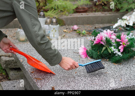 Cleaning tomb - Day of The Dead - Cemetery in PUERTO PIZARRO ...