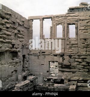 VANOS ABIERTOS EN EL MURO DEL ERECTEION - SIGLO V AC. Author: MNESICLES ...