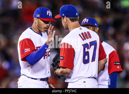 Carlos Correa (i) entrega la pelota y felicita Seth Lugo (c) pitcher ...