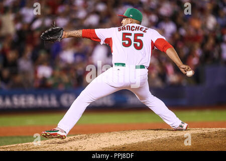 Jacob Sanchez pitcher relevo por Mexico en el quinto inning, durante el ...