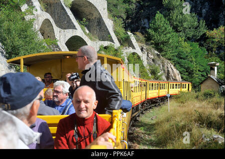 The travelers of the little yellow train of the Pyrenees in the wagon ...